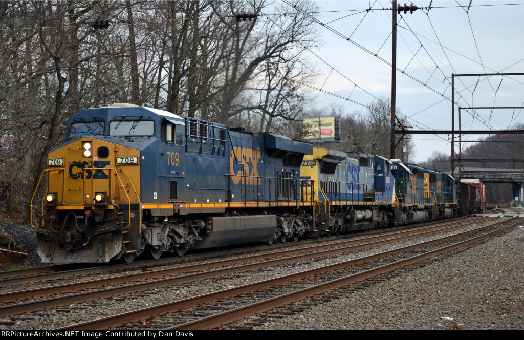CSX ES44AH 709 leads Q438-31